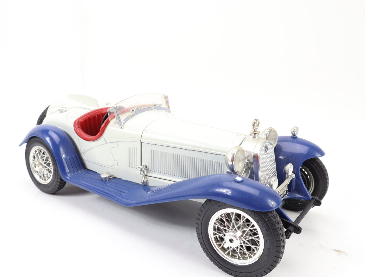 Bburago Modellauto Alpha Romeo 2300 Spider (1932) blau/weiß / 1:
