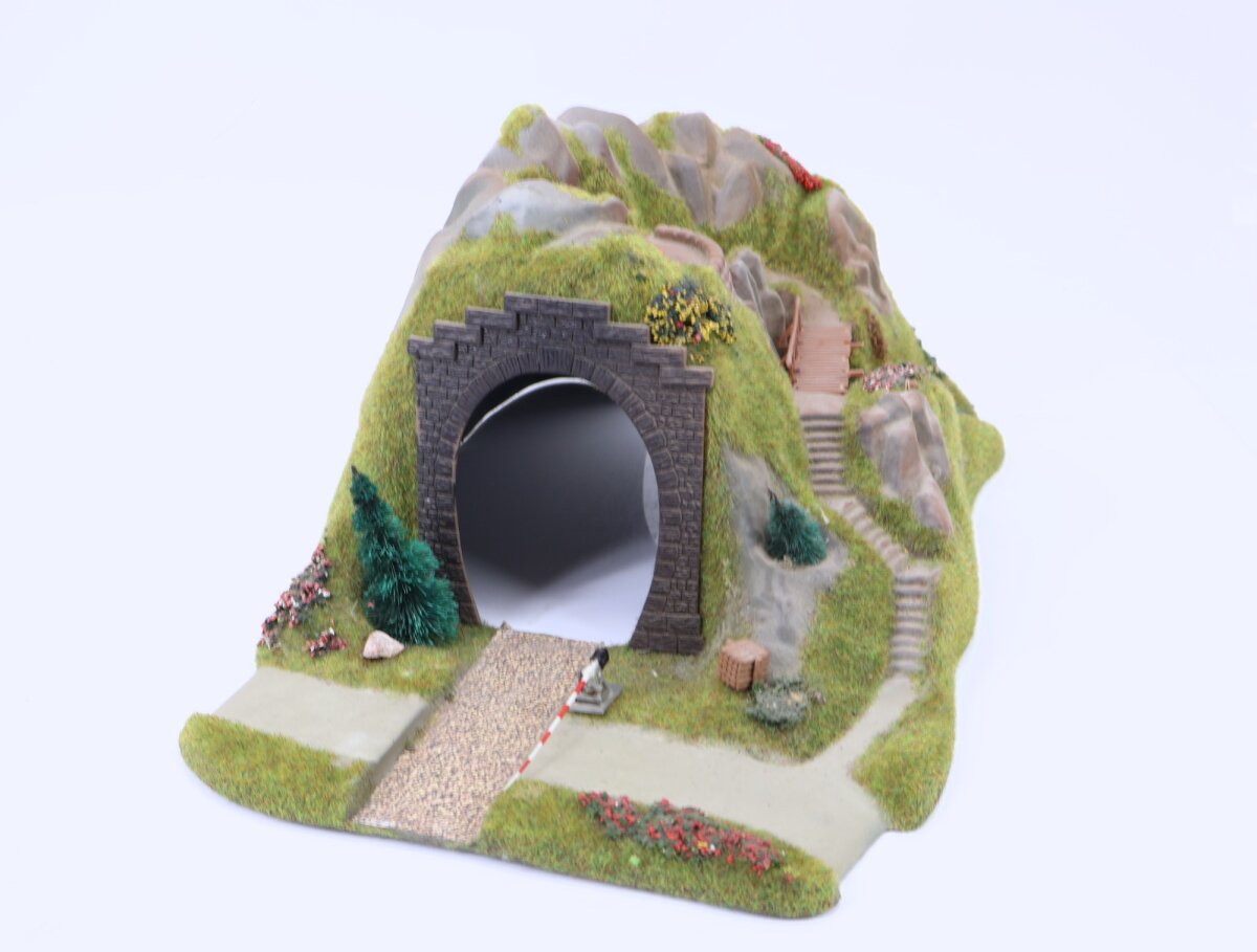 Busch H0 3018 Bergtunnel mit Bahnübergang gerade 1-gleisig 1:87