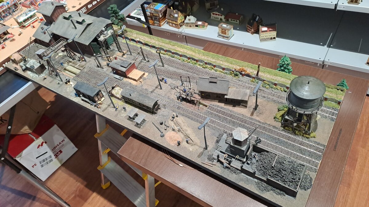 Spur H0 Diorama Bahnbetriebswerk mit Lokschuppen, Wasserturm und