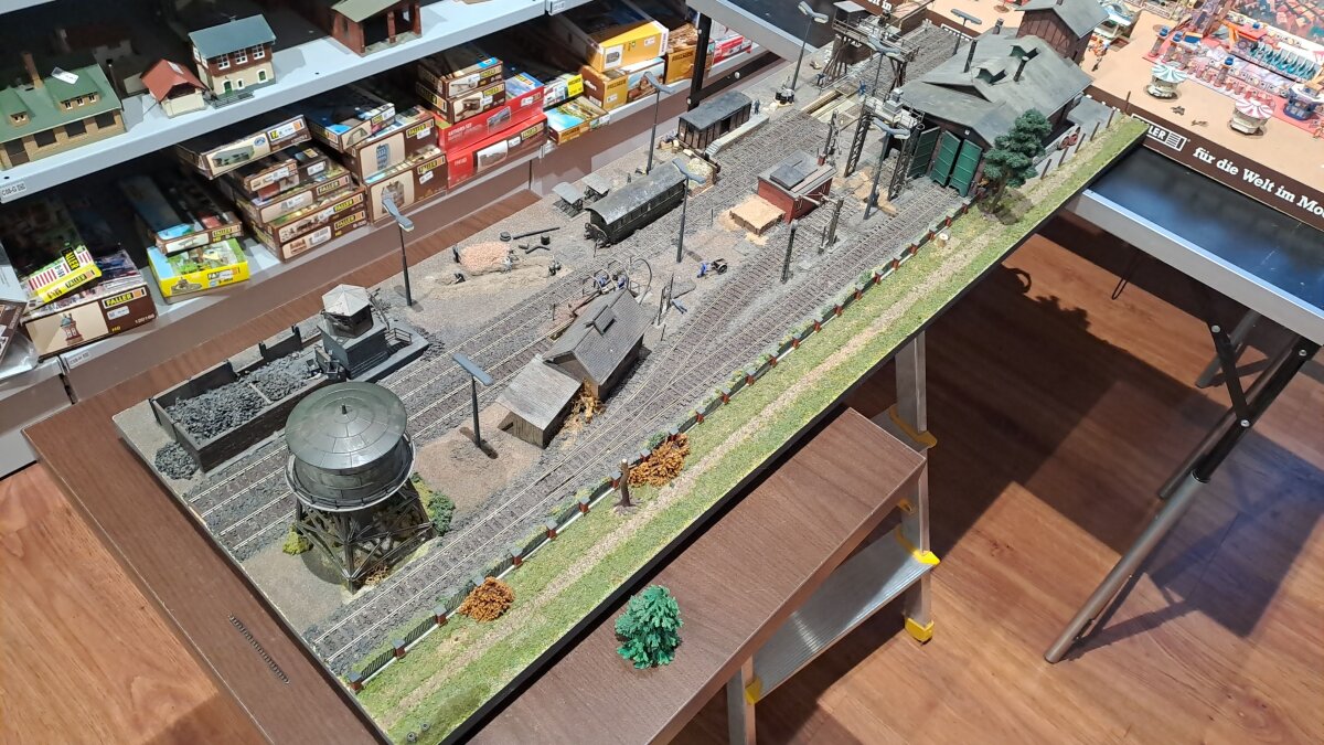 Spur H0 Diorama Bahnbetriebswerk mit Lokschuppen, Wasserturm und