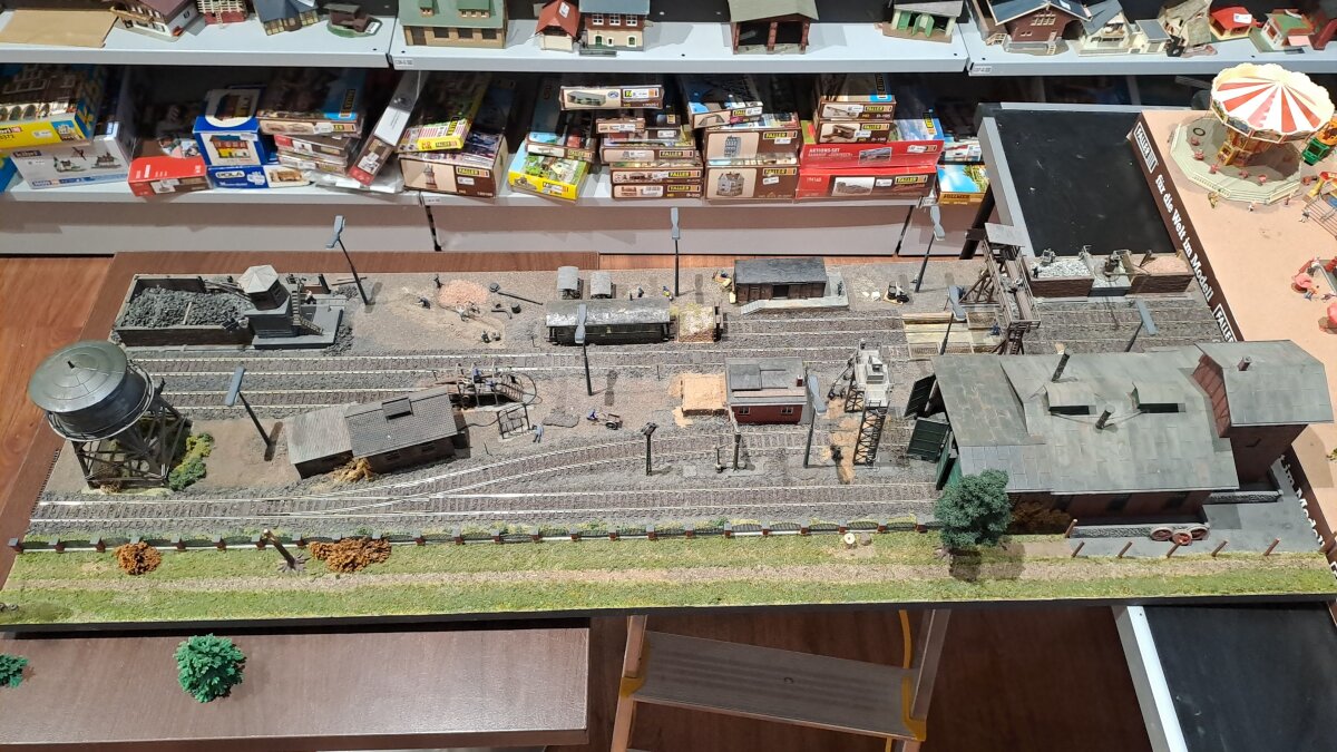 Spur H0 Diorama Bahnbetriebswerk mit Lokschuppen, Wasserturm und