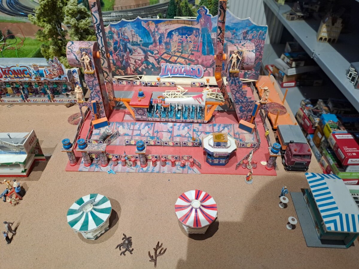 Faller H0 Diorama Kirmes Jahrmarkt mit Riesenrad, Karussell und