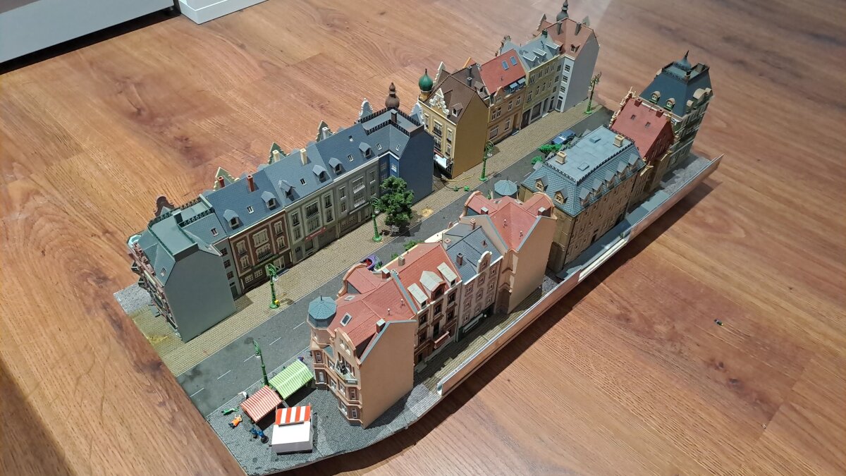Spur H0 Diorama Wohngegend Wohnhäuser Altstadt m. Straße für die