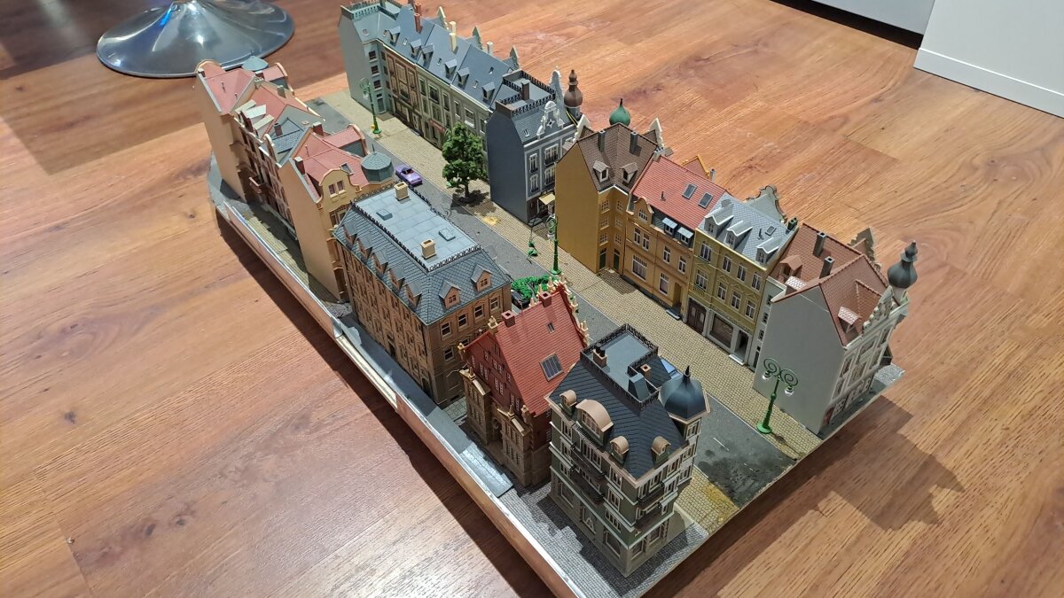 Spur H0 Diorama Wohngegend Wohnhäuser Altstadt m. Straße für die