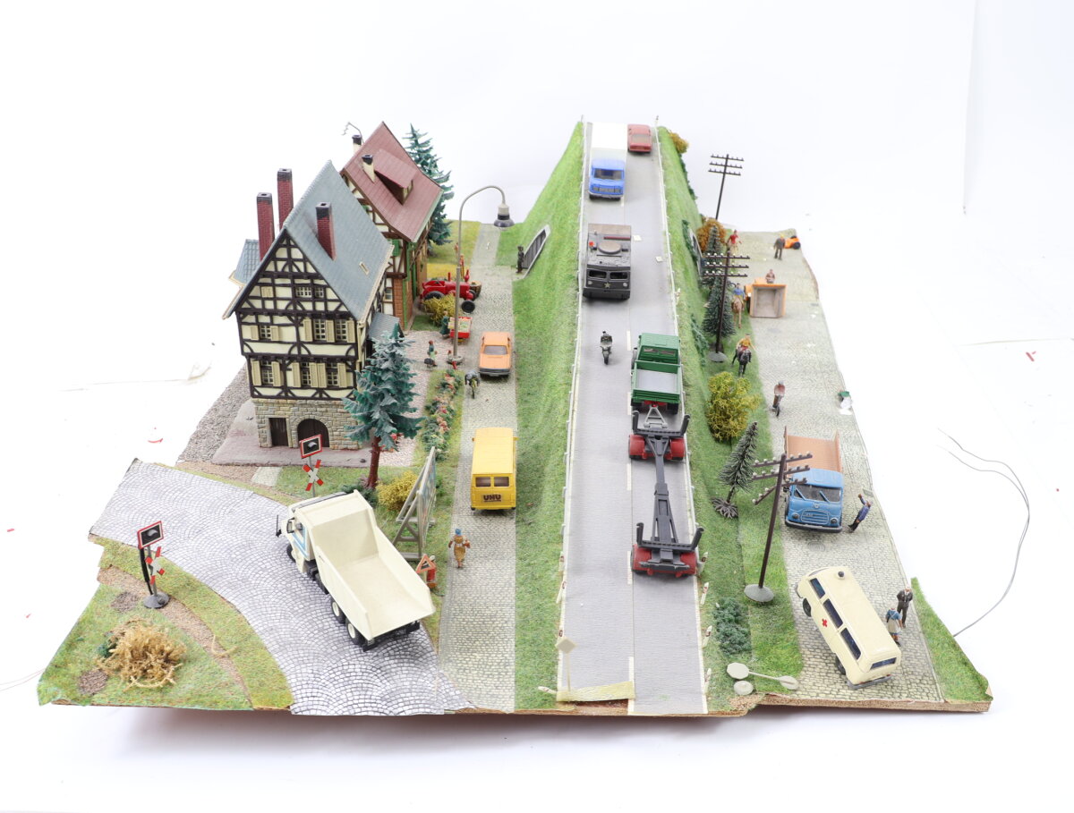 Spur H0 Diorama Landschaft Gebäude Landstraße und Tunnel PKW's F